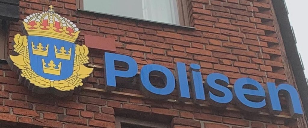 SVERIGE: Bil har kört in i polisstation | Marcus Oscarsson