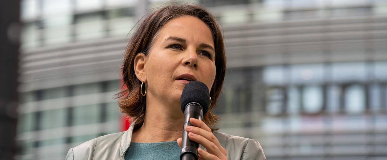 Nya ledaren vägrar skaka hand med Tysklands kvinnliga utrikesminister ...